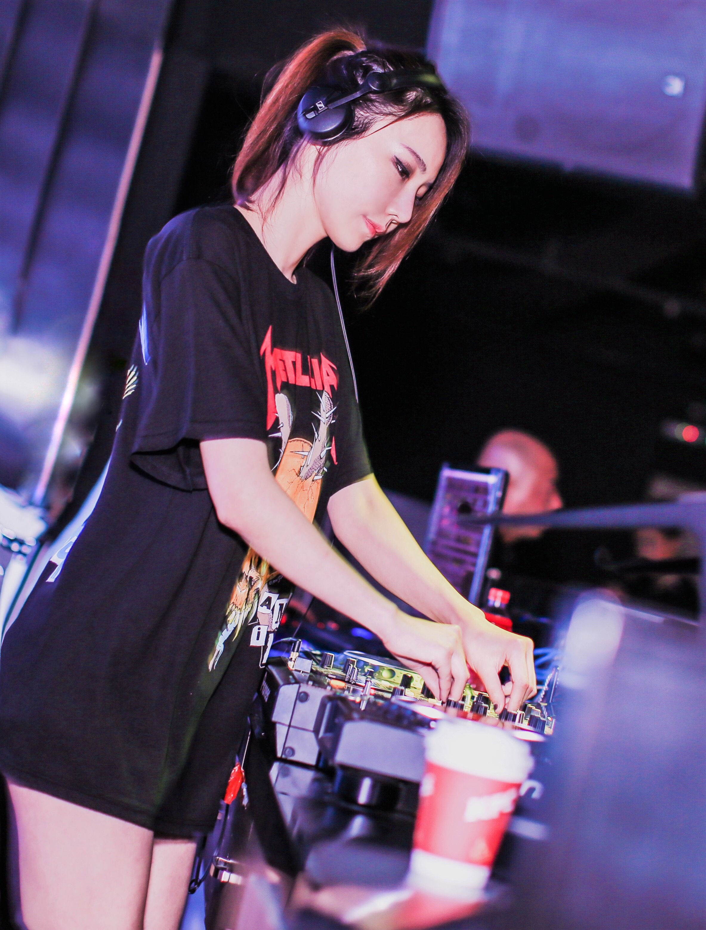 百大 DJ 小師妹「Lizzy」單曲發行 唱出年輕人對感情的認真和執著 - Blow 吹音樂