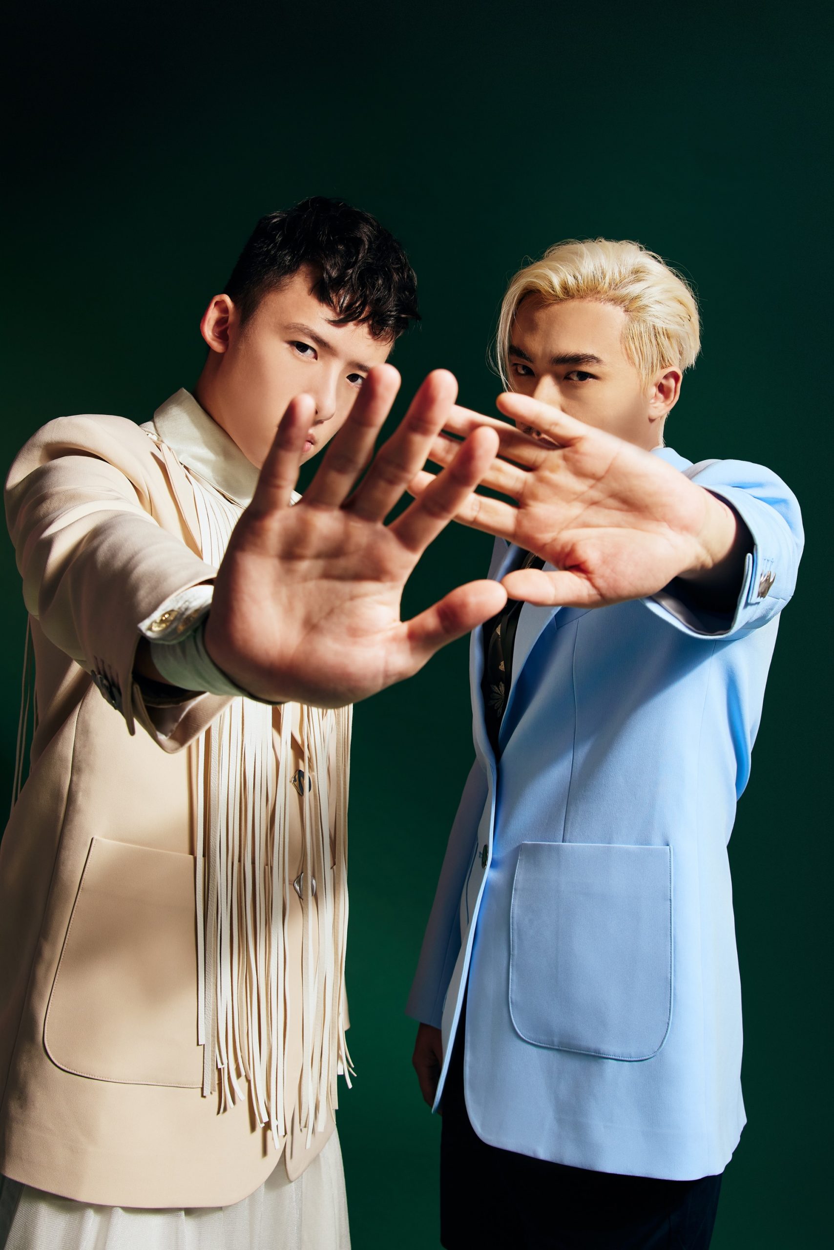 NIO邀HUSH挑戰正宗潮流舞曲 反差聲線齊控訴社會冷酷框架 - Blow 吹音樂