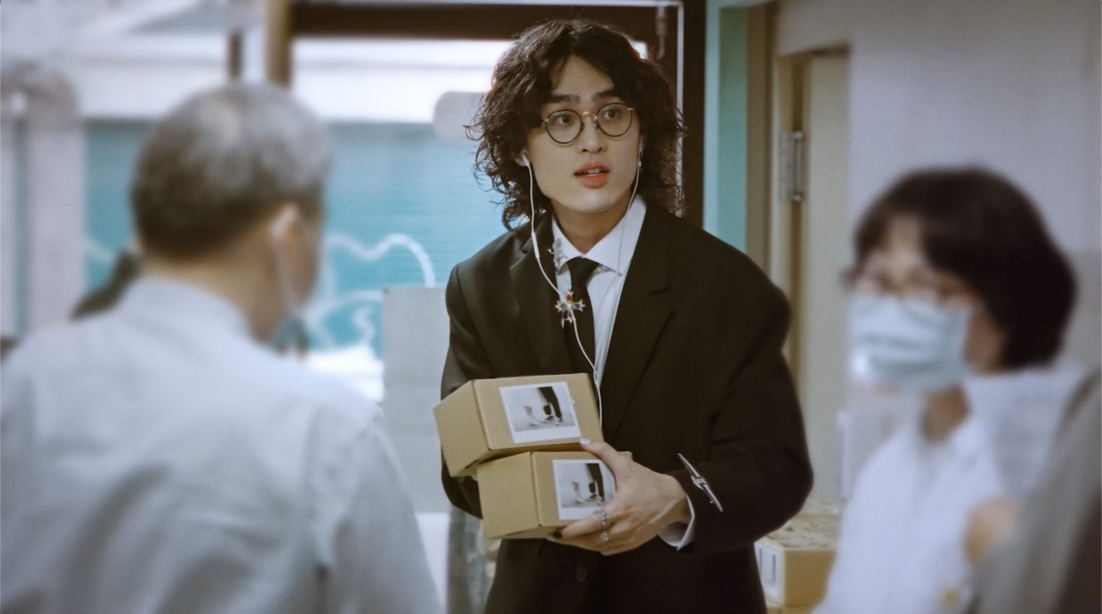 鶴The Crane新歌〈不介意〉MV直擊經紀人大喜之日 大鬧婚禮現場恥度爆表 - Blow 吹音樂