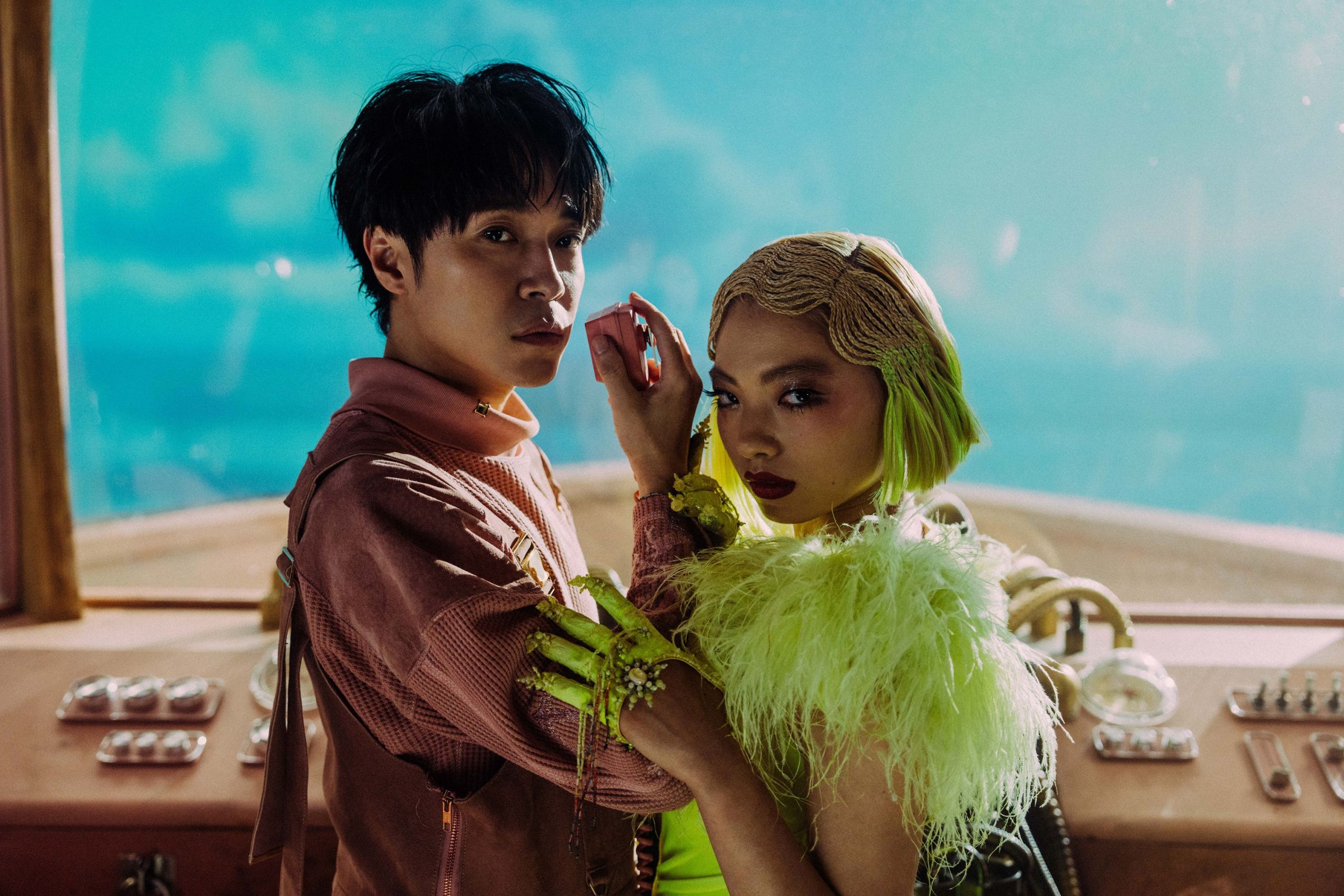 吳青峰年底釋出與蜷川紅合作的新曲〈（......海妖沙龍）〉MV 邀東京奧運閉幕獨舞舞者山田葵演出魅惑海妖 - Blow 吹音樂