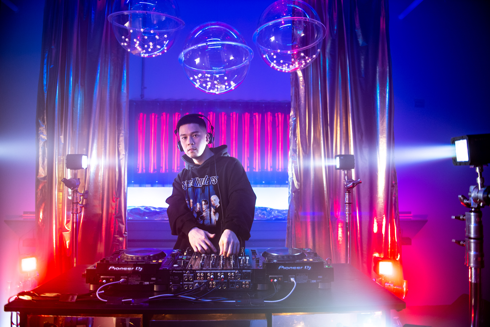 【百威X吹專訪】喜歡FKJ的駐場DJ——DJ Francis：希望我給的音樂可以刺激你的生活！ - Blow 吹音樂