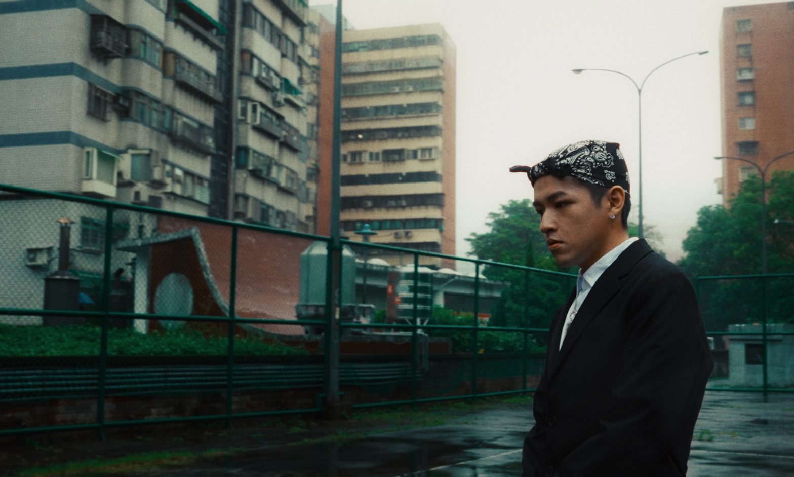 艾蜜莉AMILI新歌〈負極先生〉探討「網路霸凌」 五木擔任MV男主角 - Blow 吹音樂